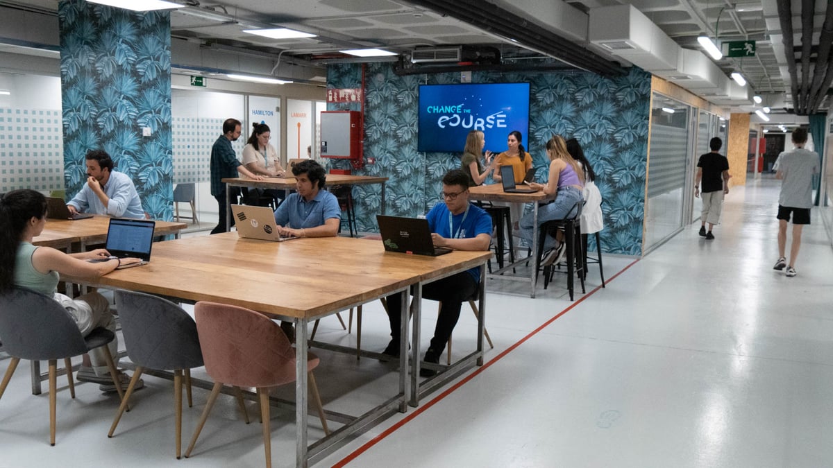 Convocatoria de becas MREC